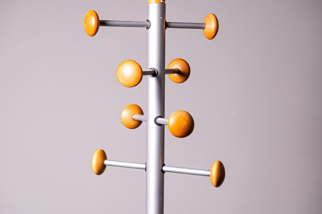 Beneficios de usar percheros metálicos en la oficina